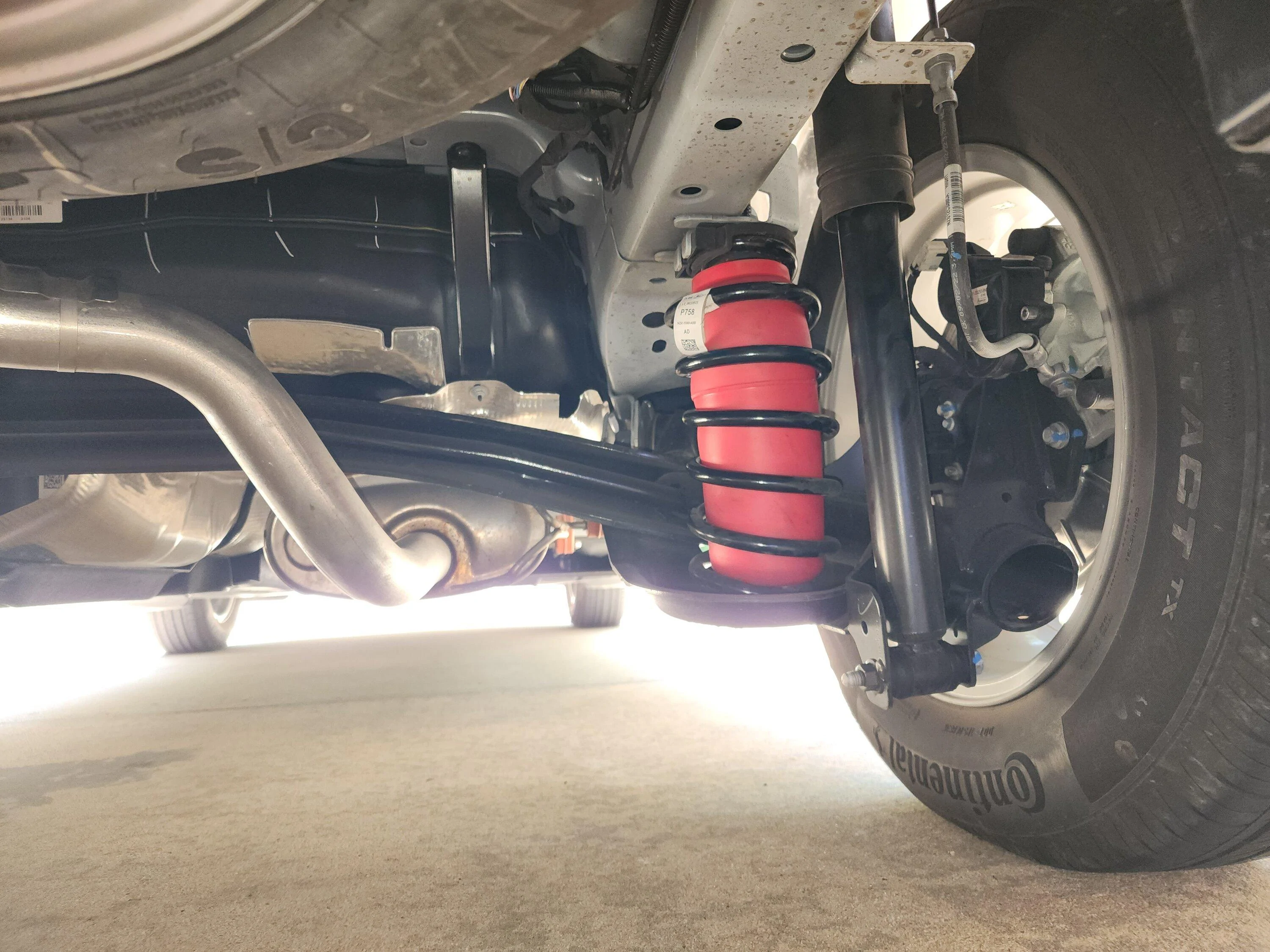 Air Lift 1000 Helper Air Springs and WirelessONE Compressor System ...