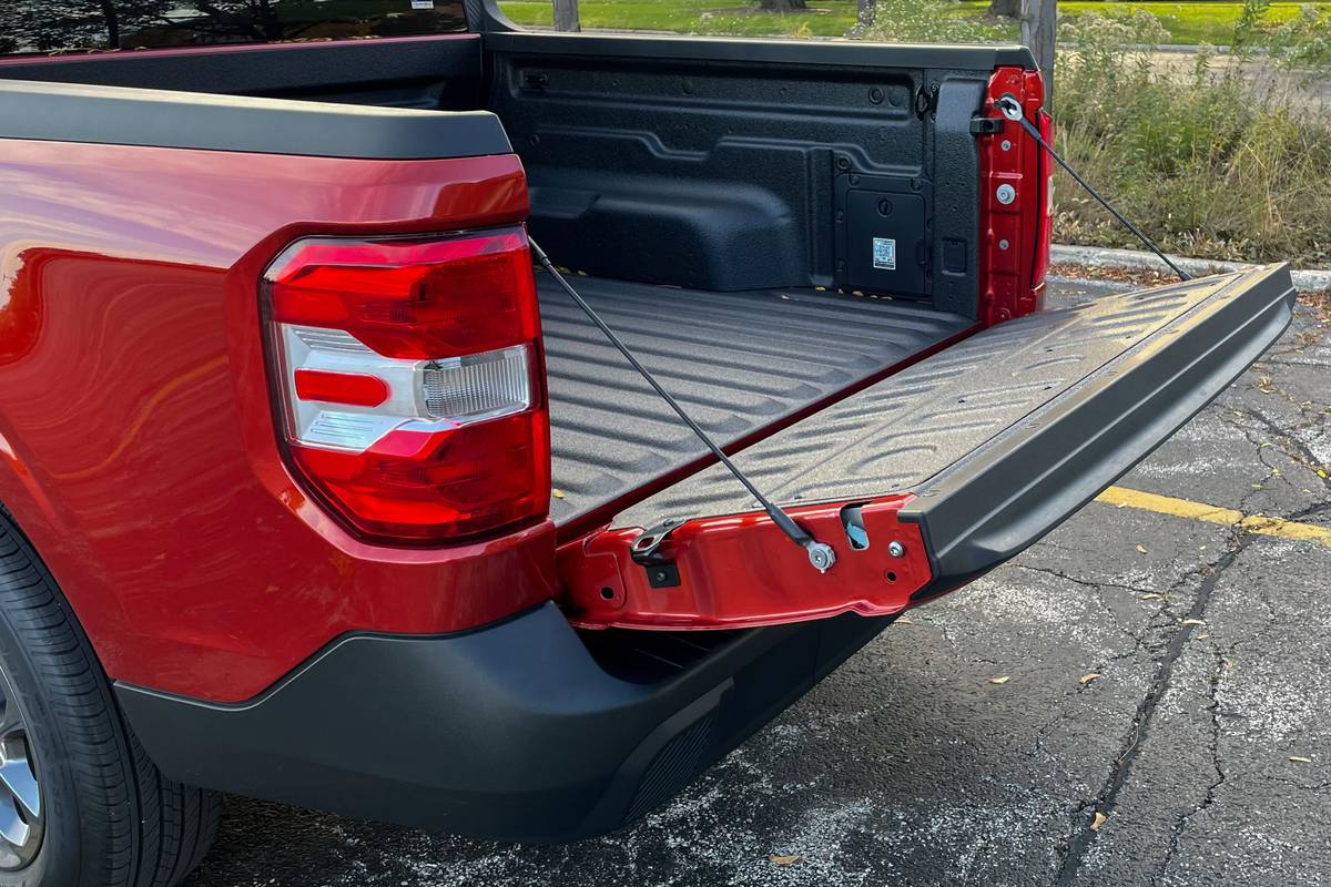 Backup Camera with Tow View... just lower your tailgate halfway (middle ...