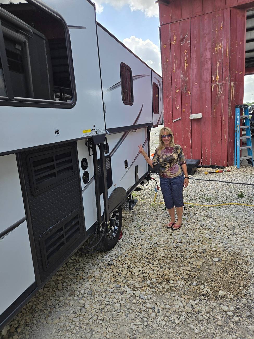 RV - Towing Trailmanor 2720QS hard-sided pop-up trailer ...